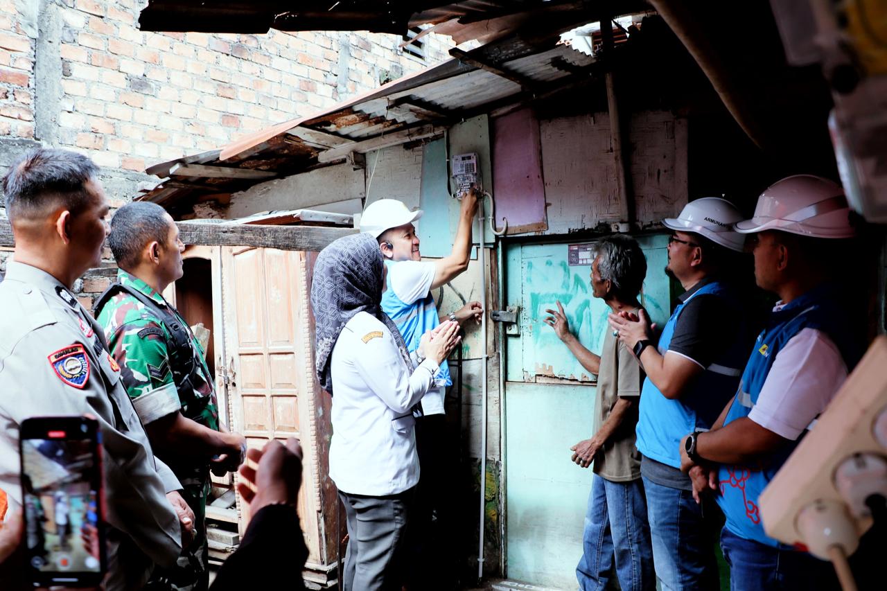 128 pelanggan PLN UID S2JB menerima sambungan listrik gratis berasal dari donasi pegawai di ...